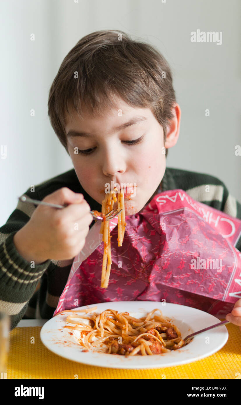 Child eating pasta Stock Photo - Alamy
