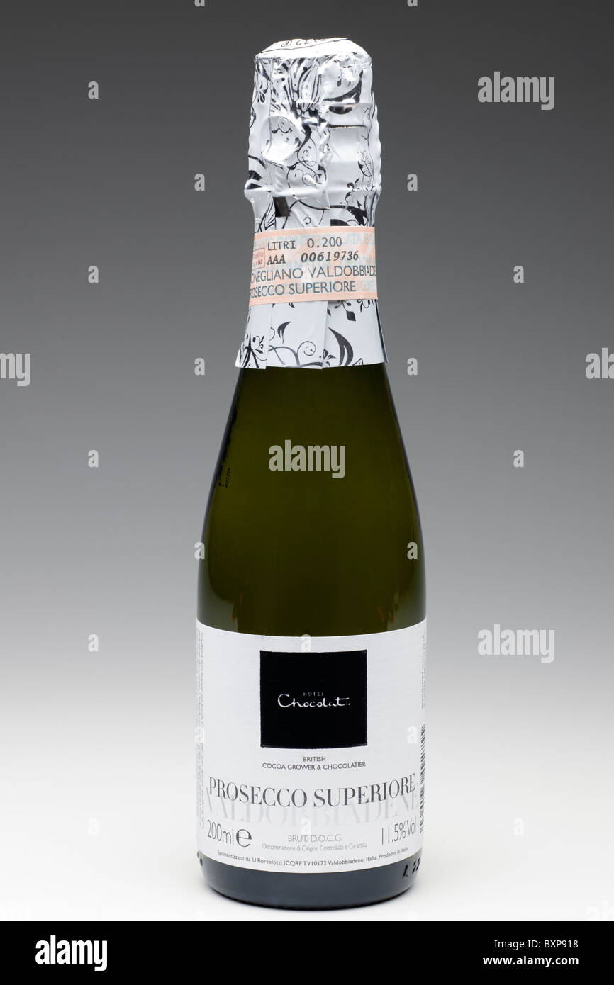 Prosecco bottle hi-res stock photography and images - Alamy