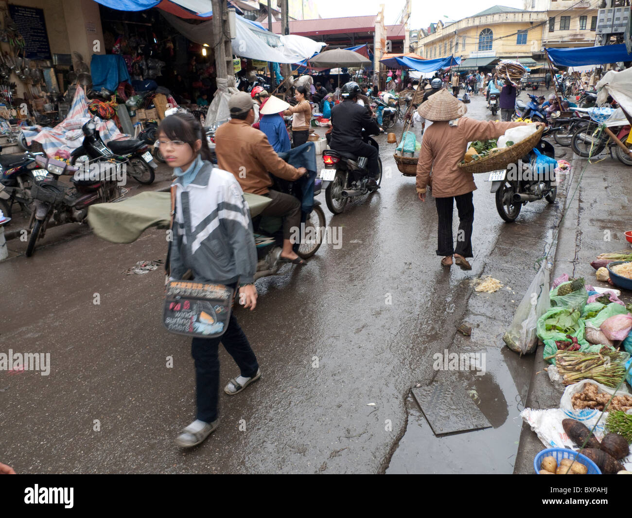 busy street scene Stock Photo - Alamy