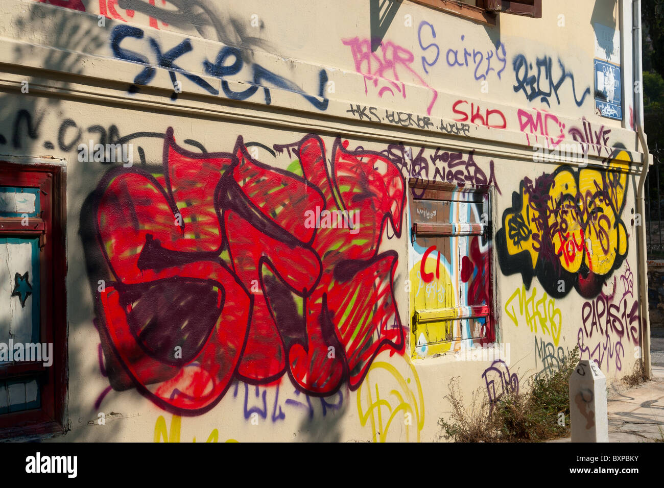 Greek graffiti hi-res stock photography and images - Alamy