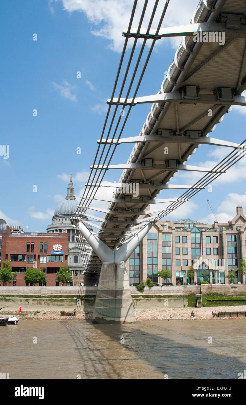 Footbridge river thames hi-res stock photography and images - Alamy