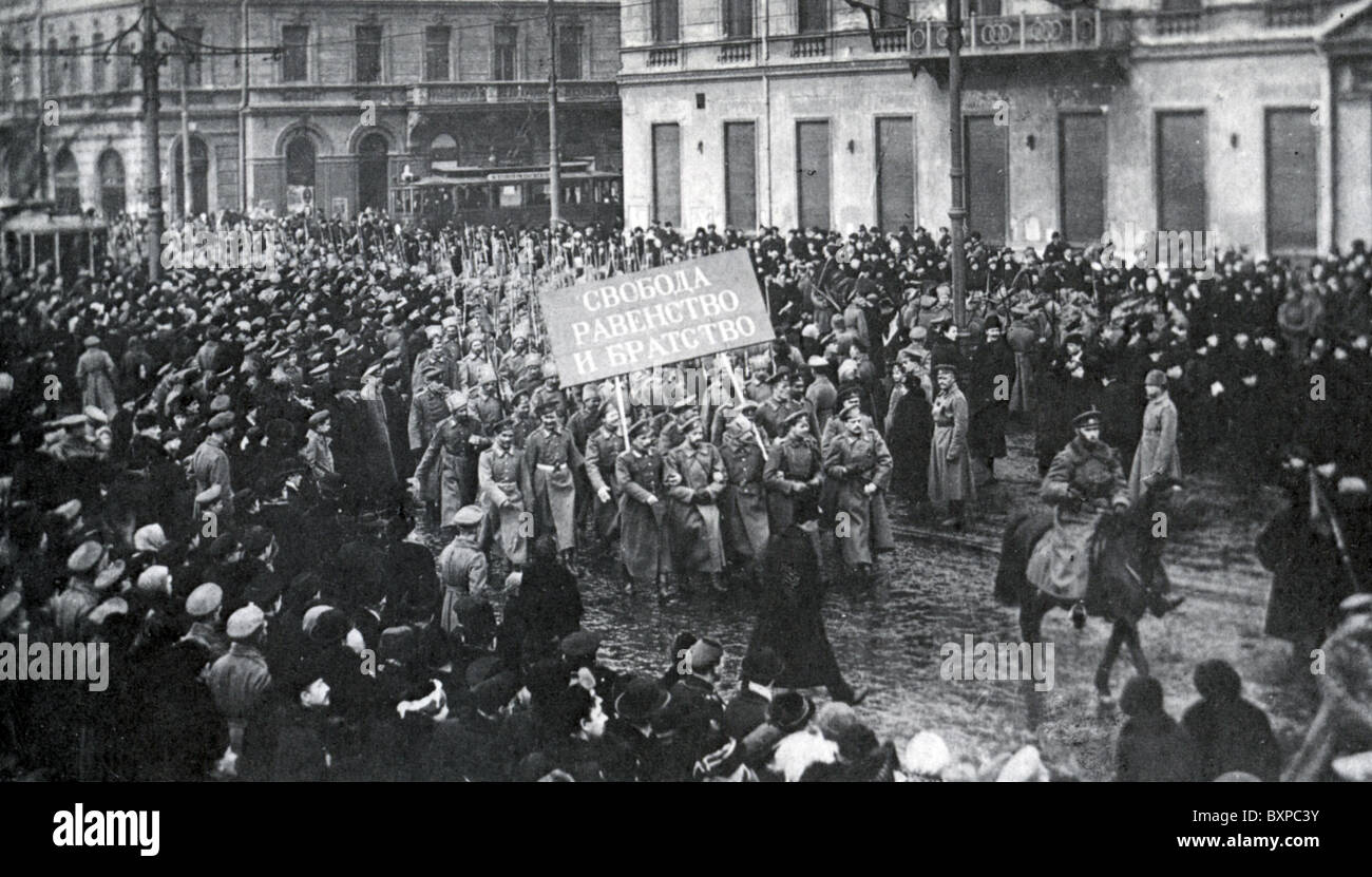 RUSSIAN REVOLUTION Russian soldiers marching in protest through ...