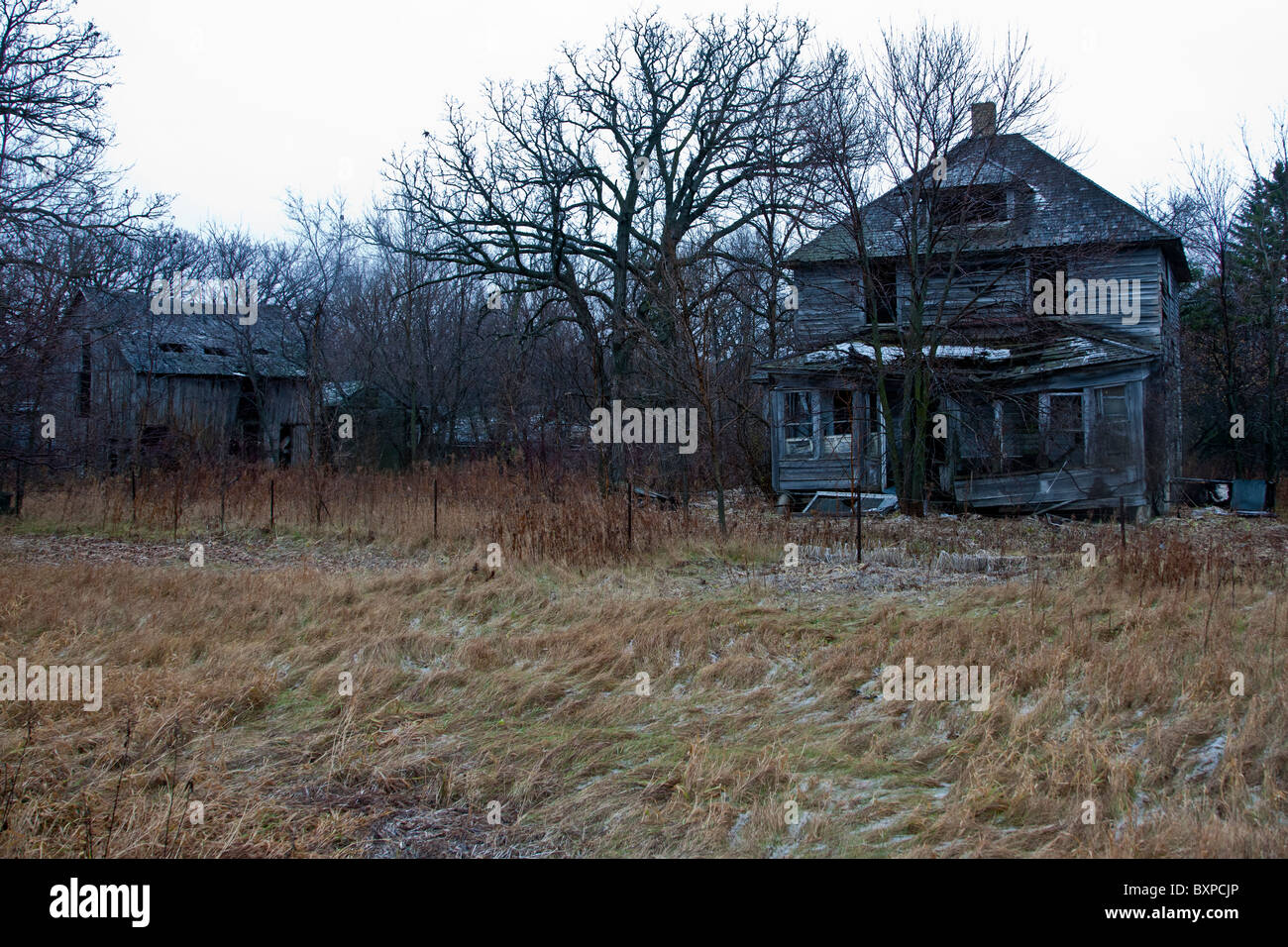 Old dilapidated wood farm house Stock Photo - Alamy