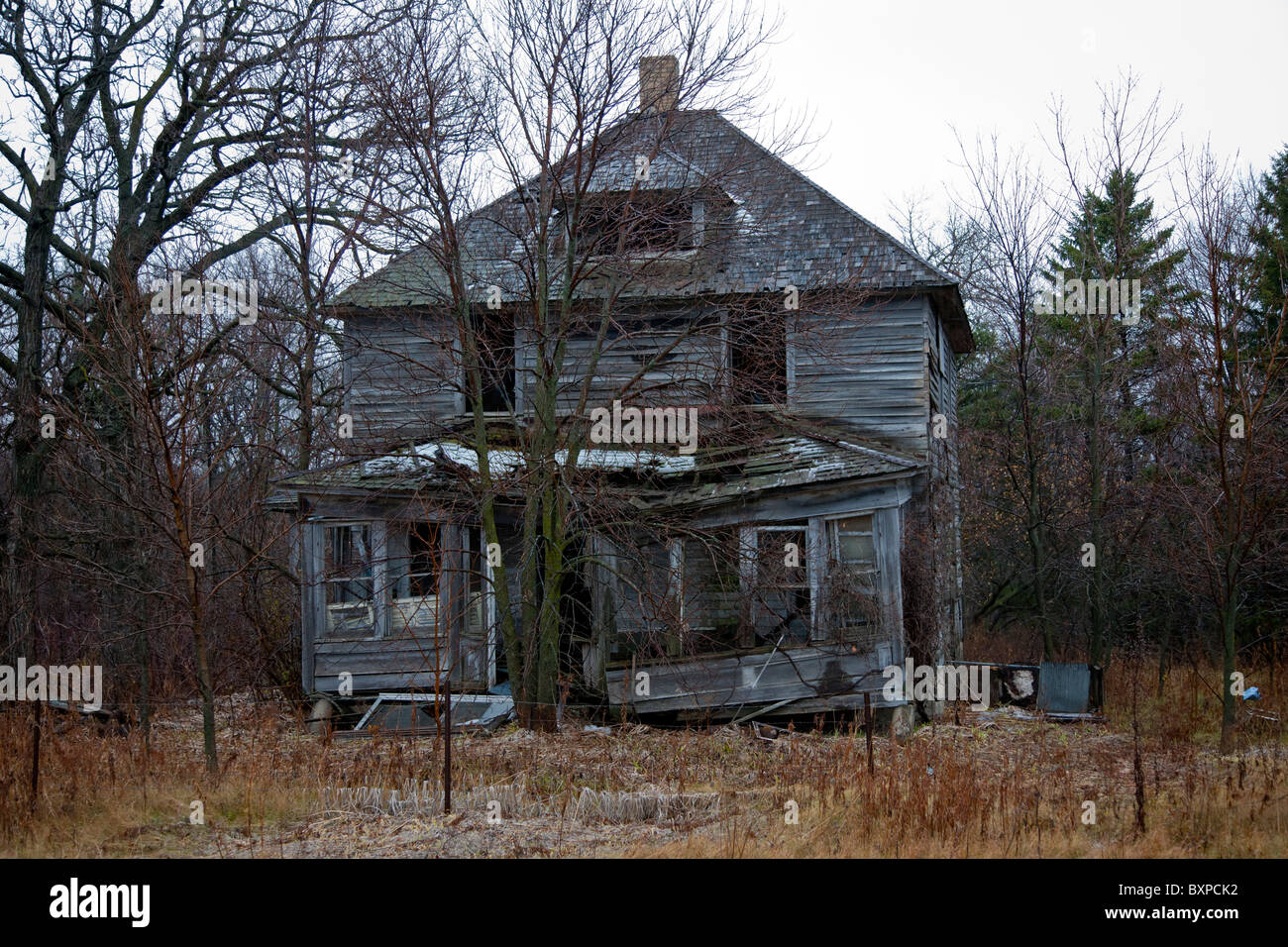 Old dilapidated wood farm house Stock Photo - Alamy