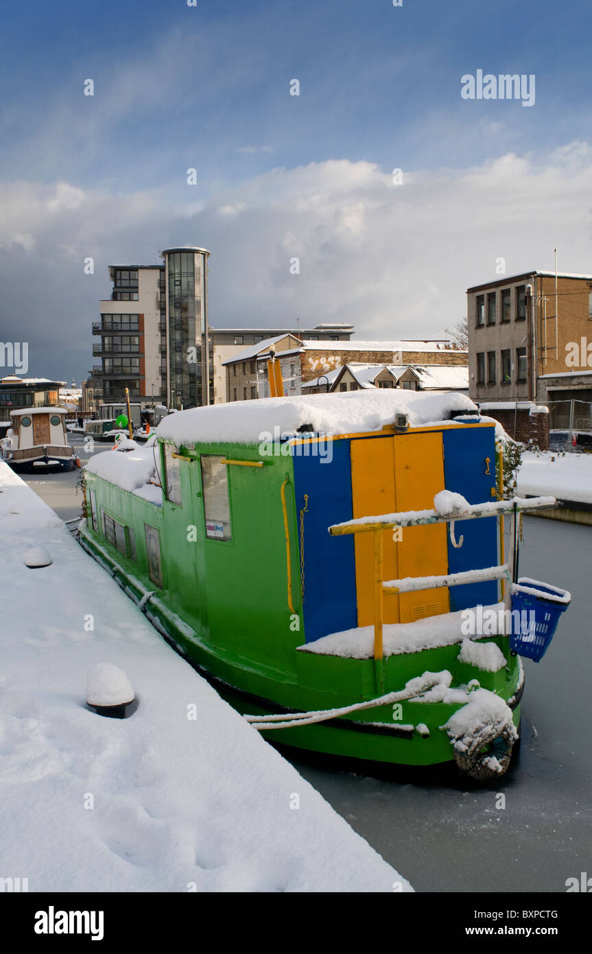 Barges in winter snow on the Union Canal at Lochrin Basin, Edinburgh ...