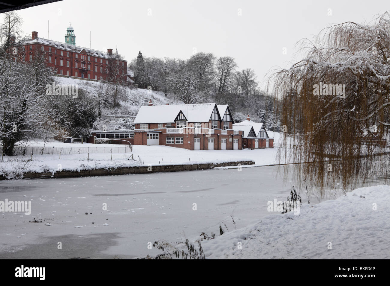 Shrewsbury school and rowing club in winter hi-res stock photography ...
