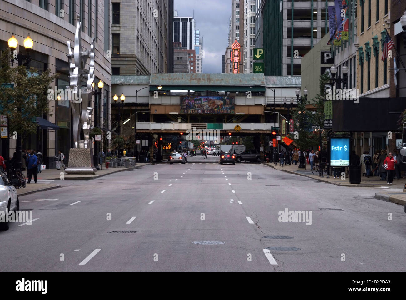 Traffic under elevated train tracks hi-res stock photography and images ...