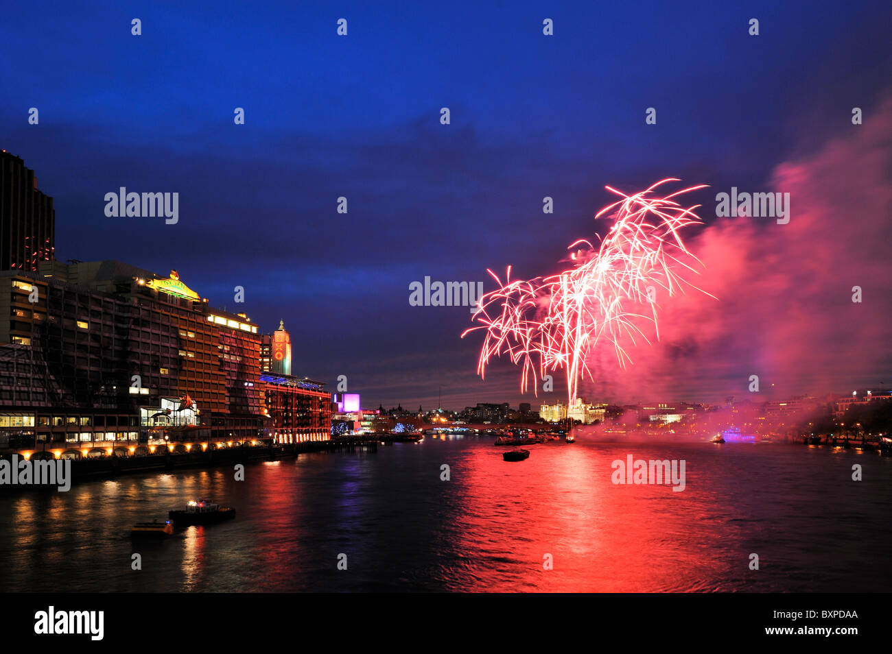 The lord mayors fireworks display over thames hi-res stock photography ...