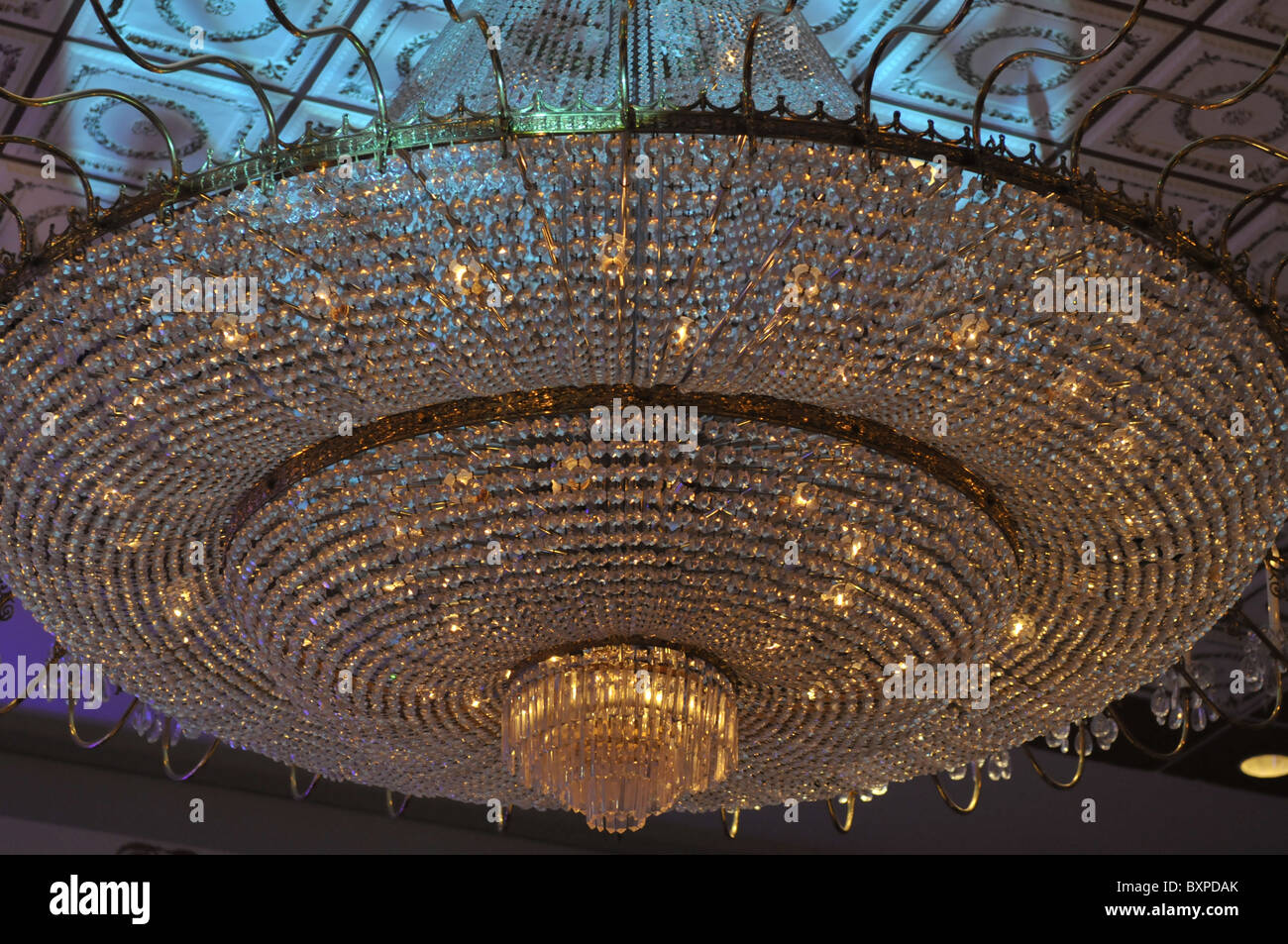 Giant light fixture hi-res stock photography and images - Alamy