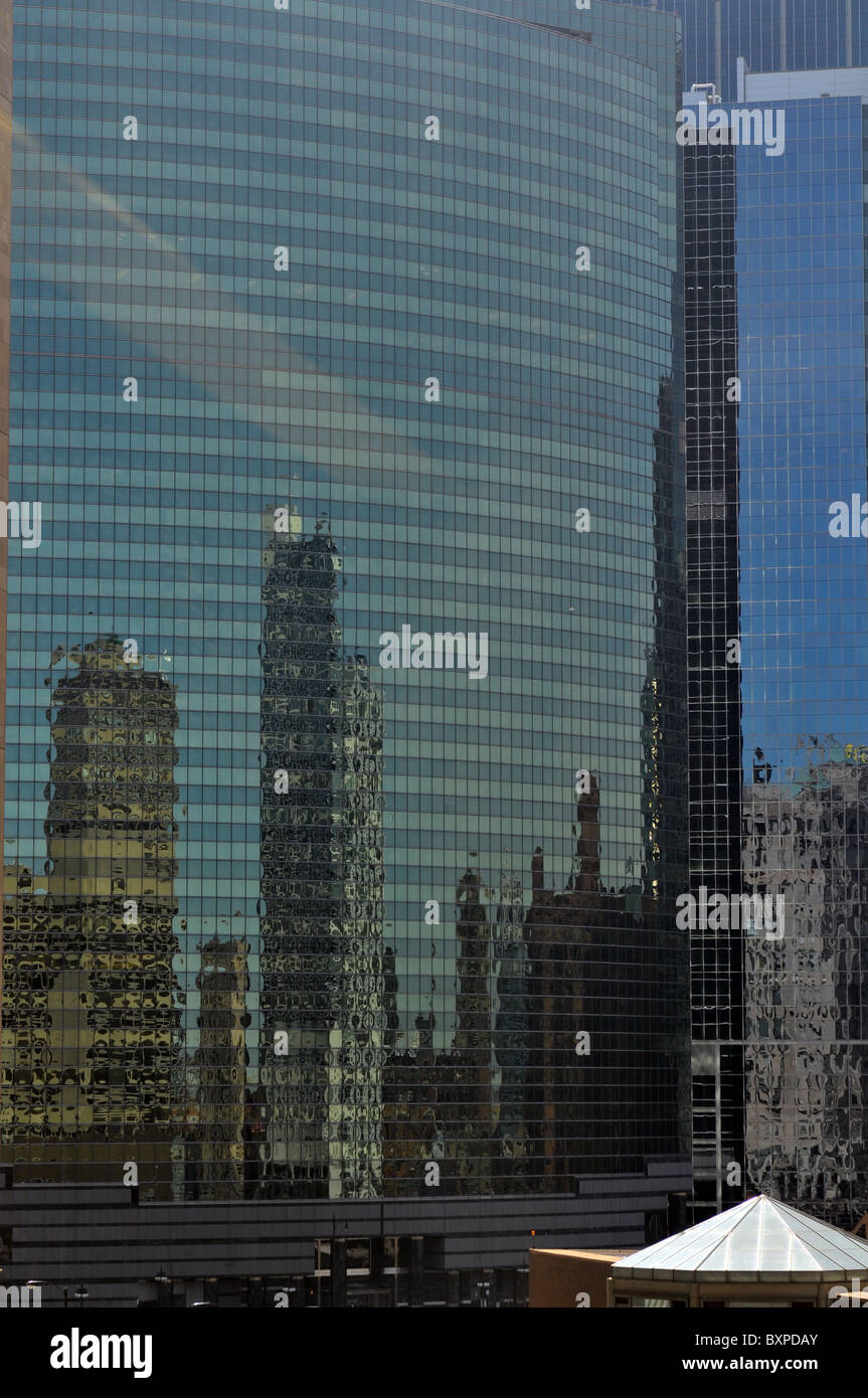 Chicago curved glass office building hi-res stock photography and ...