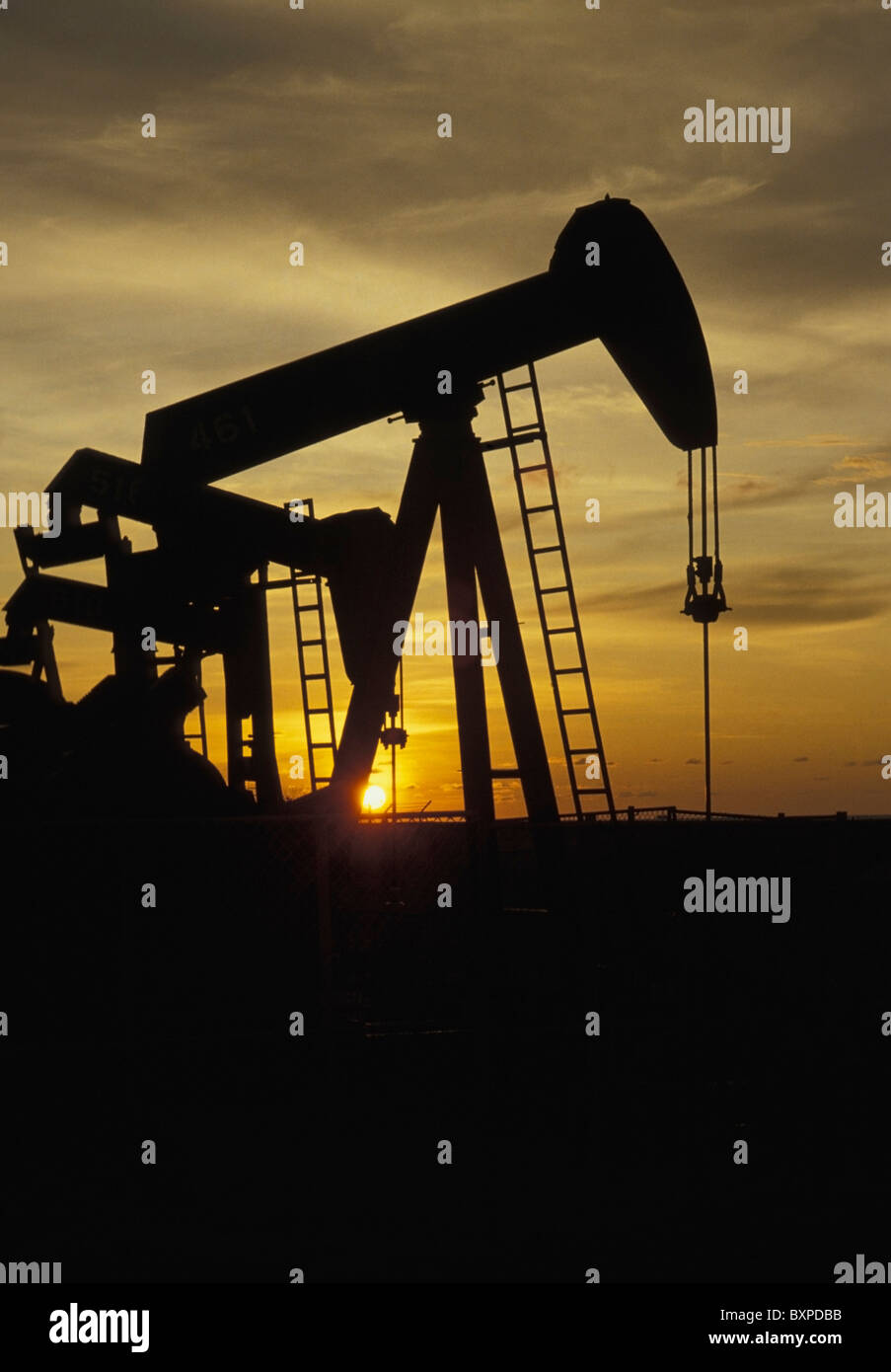 Nodding donkey silhouette hi-res stock photography and images - Alamy