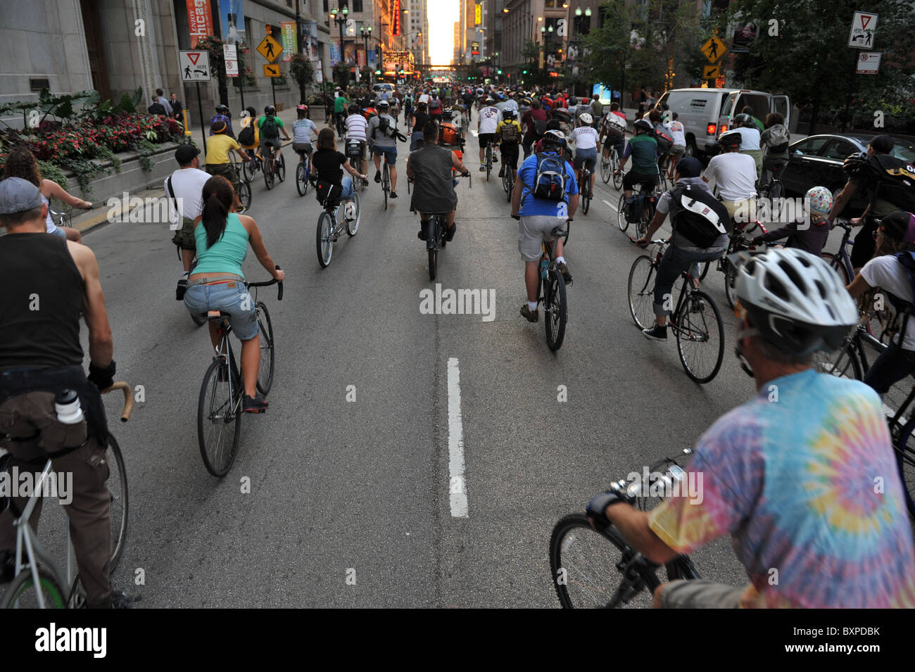 Crowd bike street race hi-res stock photography and images - Alamy