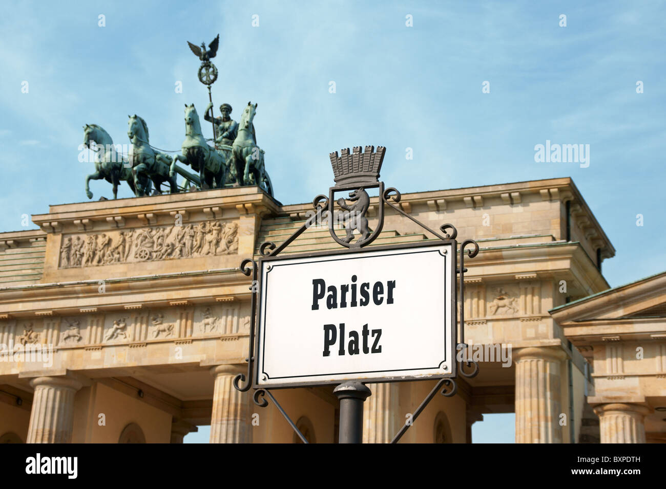 Street sign of Pariser Platz in front of Brandenburger Tor in Berlin ...