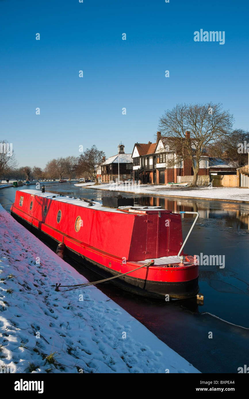 Red narrowboat hi-res stock photography and images - Alamy