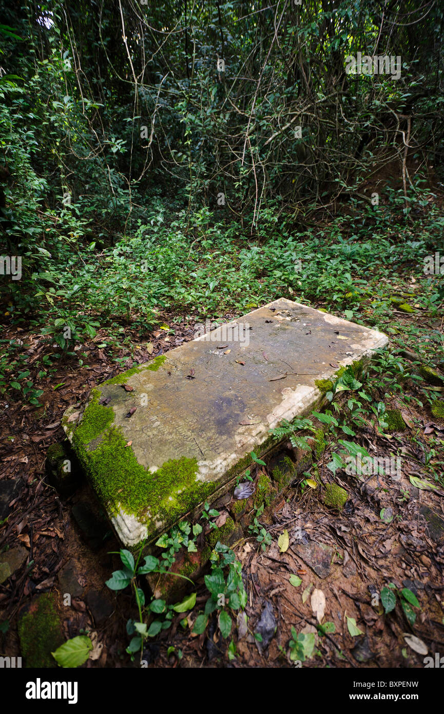 Gravestone of a foreman in the African graveyard, Bunce Island, Sierra ...