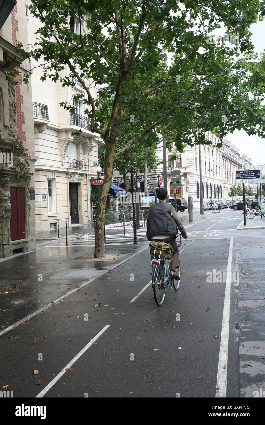Paris cyclist hi-res stock photography and images - Alamy