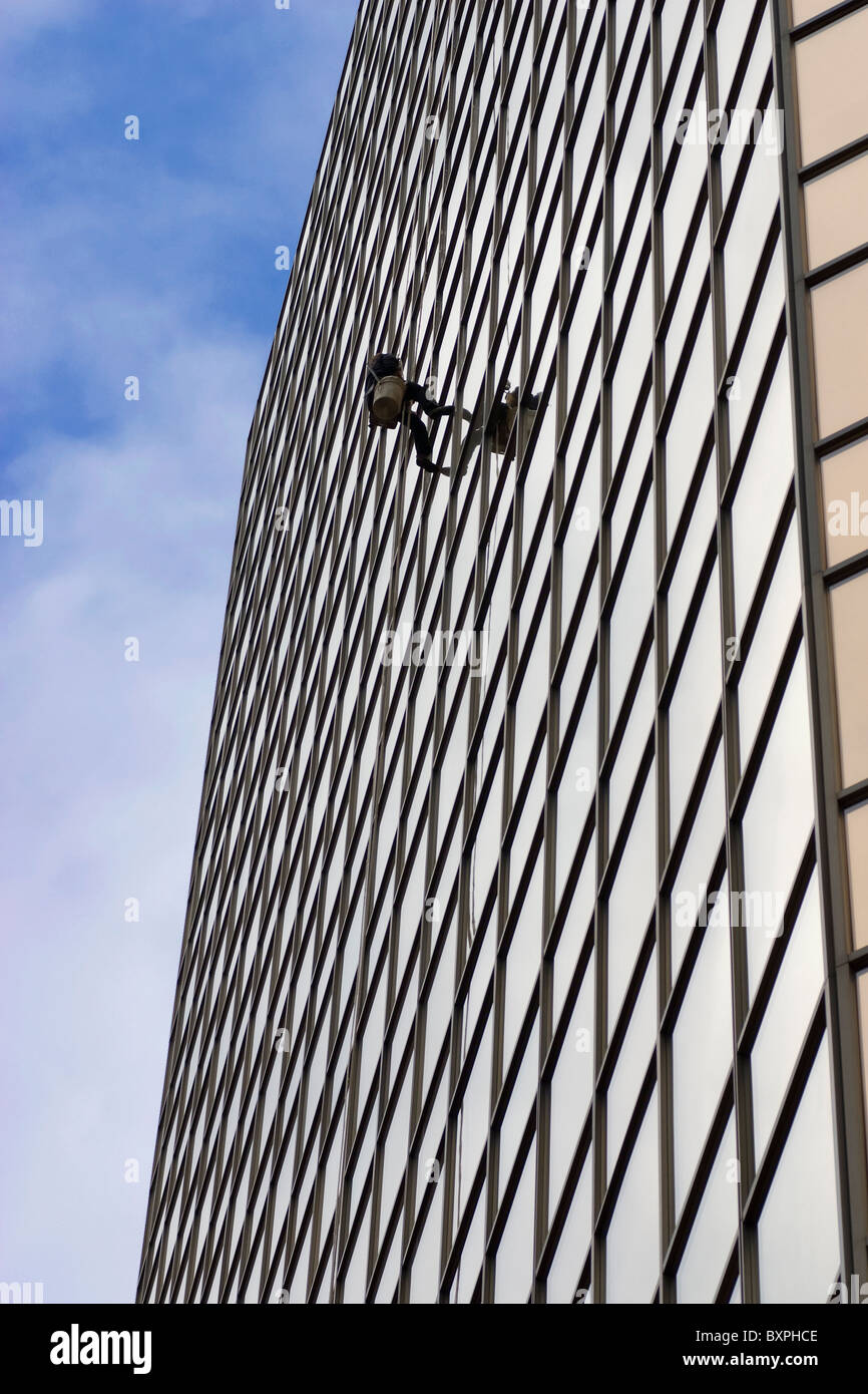 Man cleaning outside glass windows hi-res stock photography and images ...