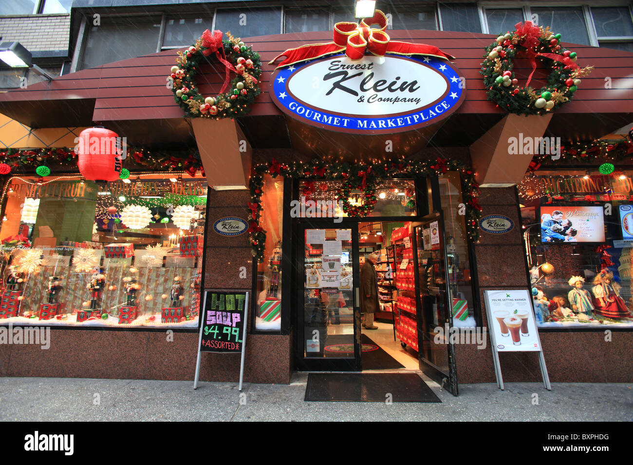 Supermarket entrance snow hi-res stock photography and images - Alamy