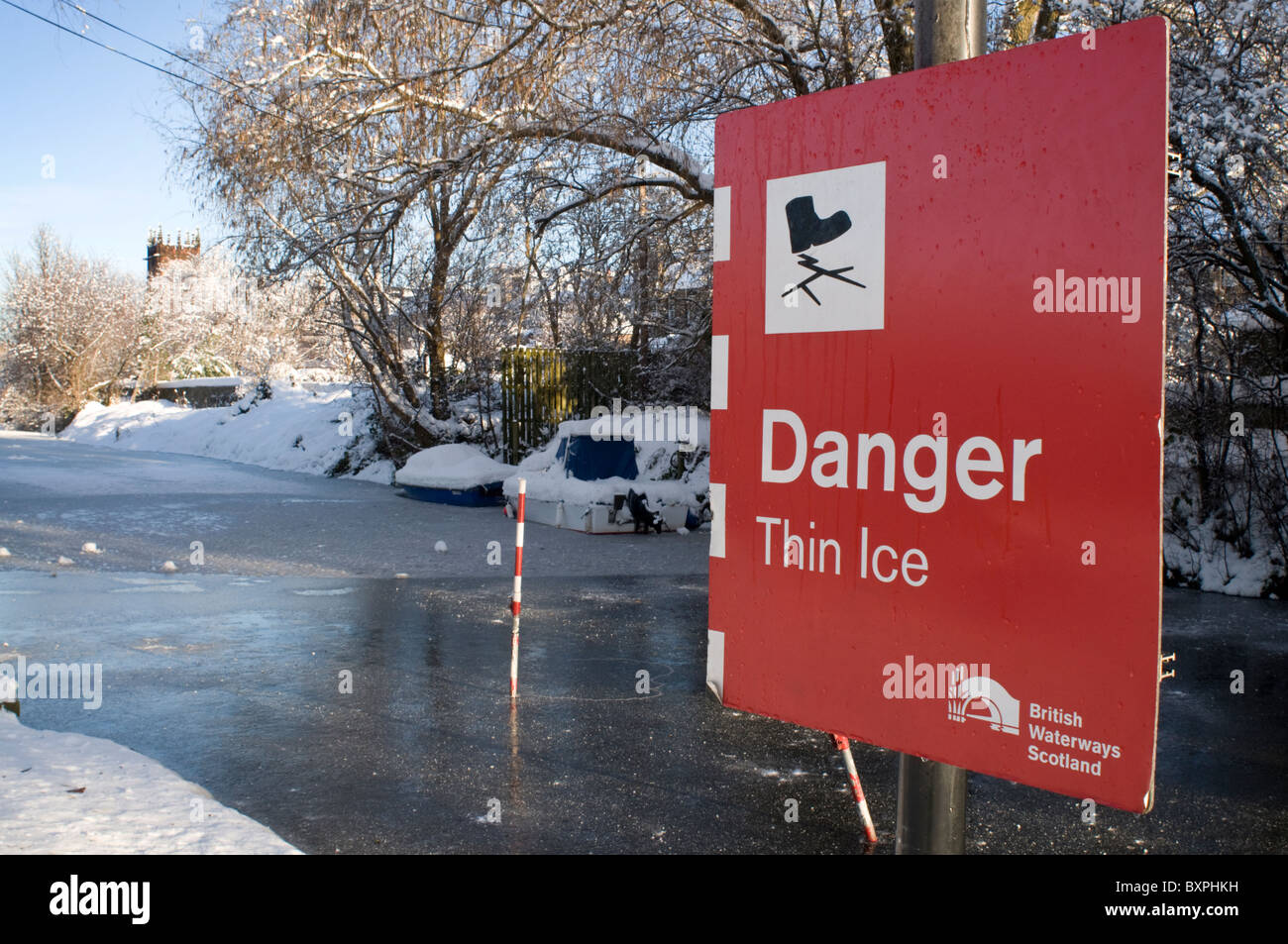 Ice warning sign hi-res stock photography and images - Alamy
