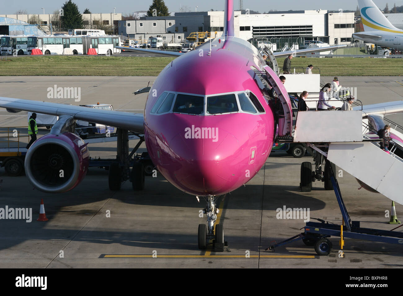 Passengers disembarking a commercial airliner Stock Photo - Alamy