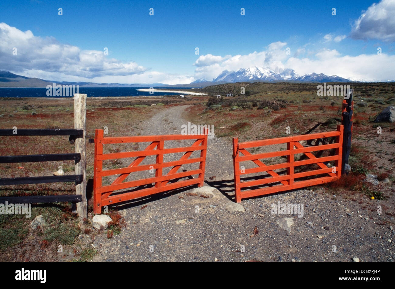 Red gate image hi-res stock photography and images - Alamy