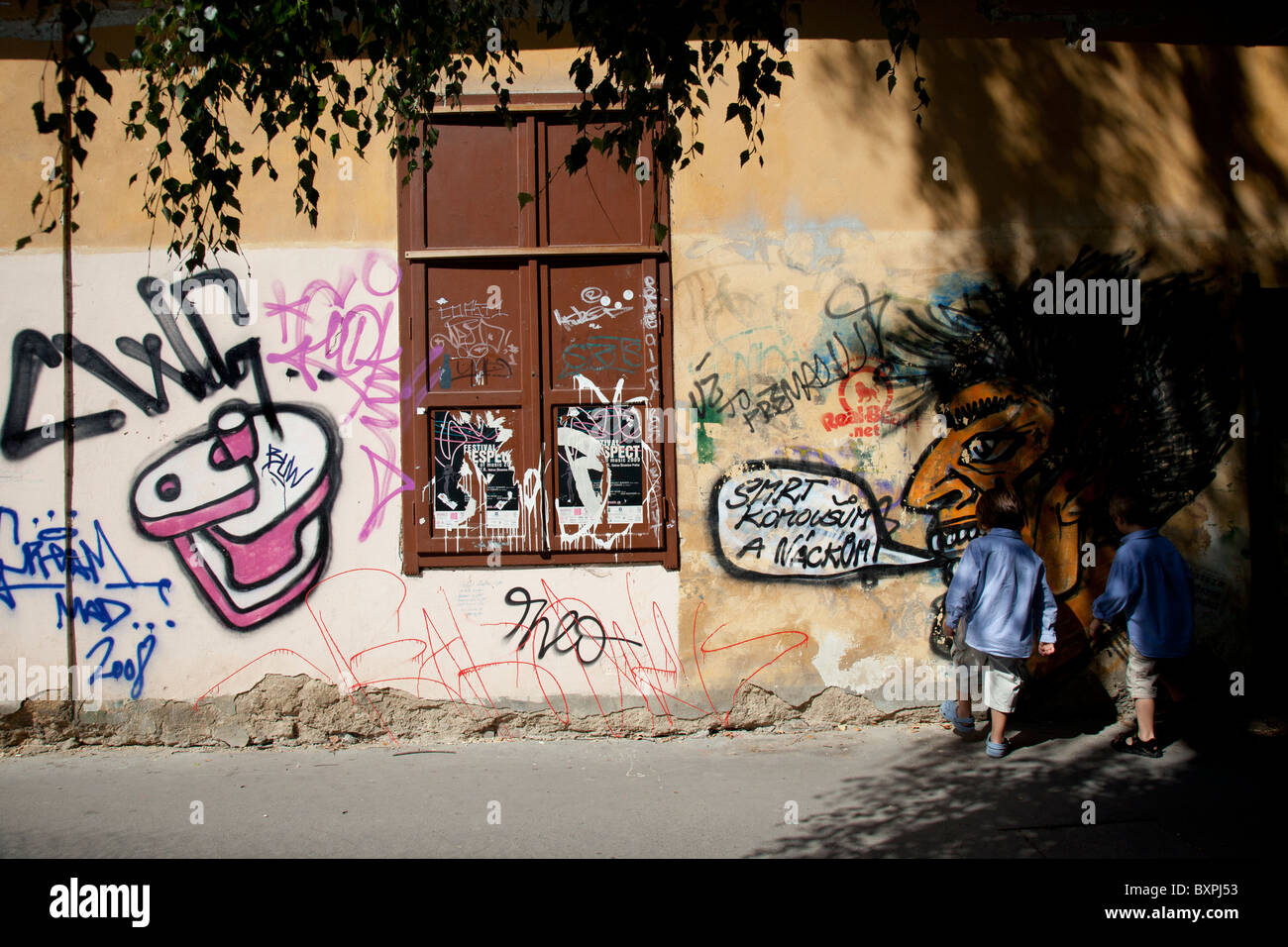 Graffiti children hi-res stock photography and images - Alamy