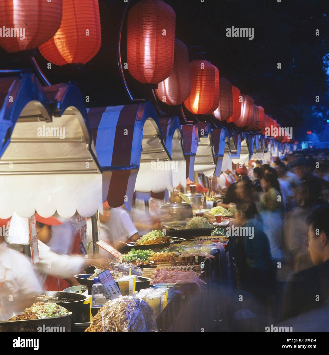 Shoppers busy street market colour hi-res stock photography and images ...