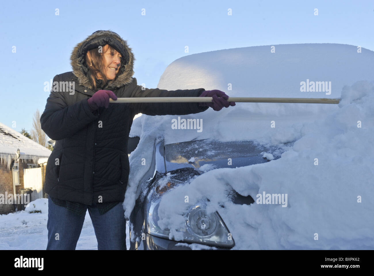 A women clears snow from her car Stock Photo - Alamy