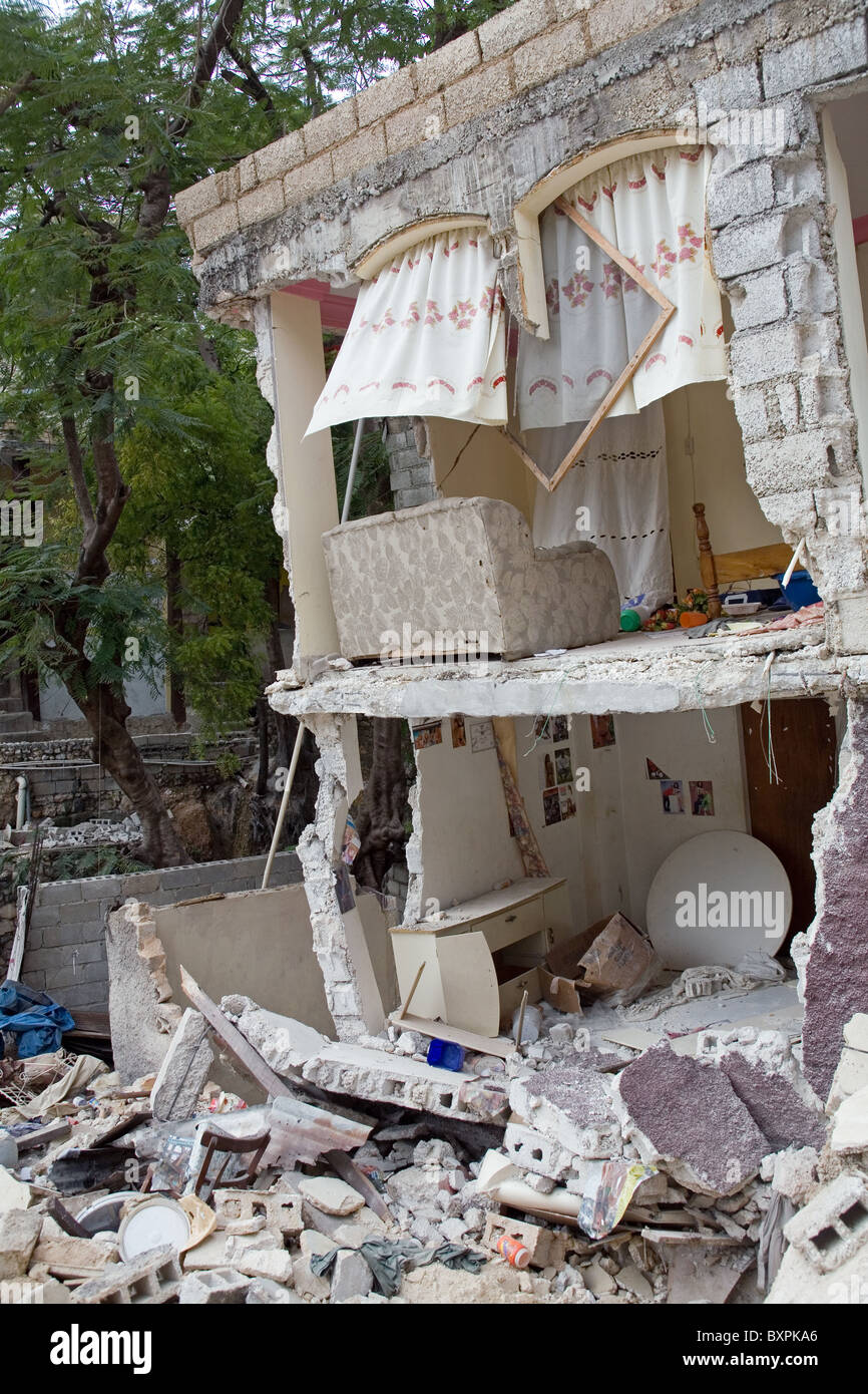 Collapsed wall house hi-res stock photography and images - Alamy