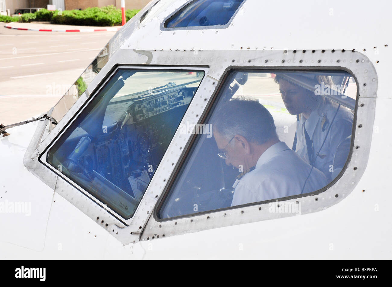 Pilots cockpit passenger plane hi-res stock photography and images - Alamy