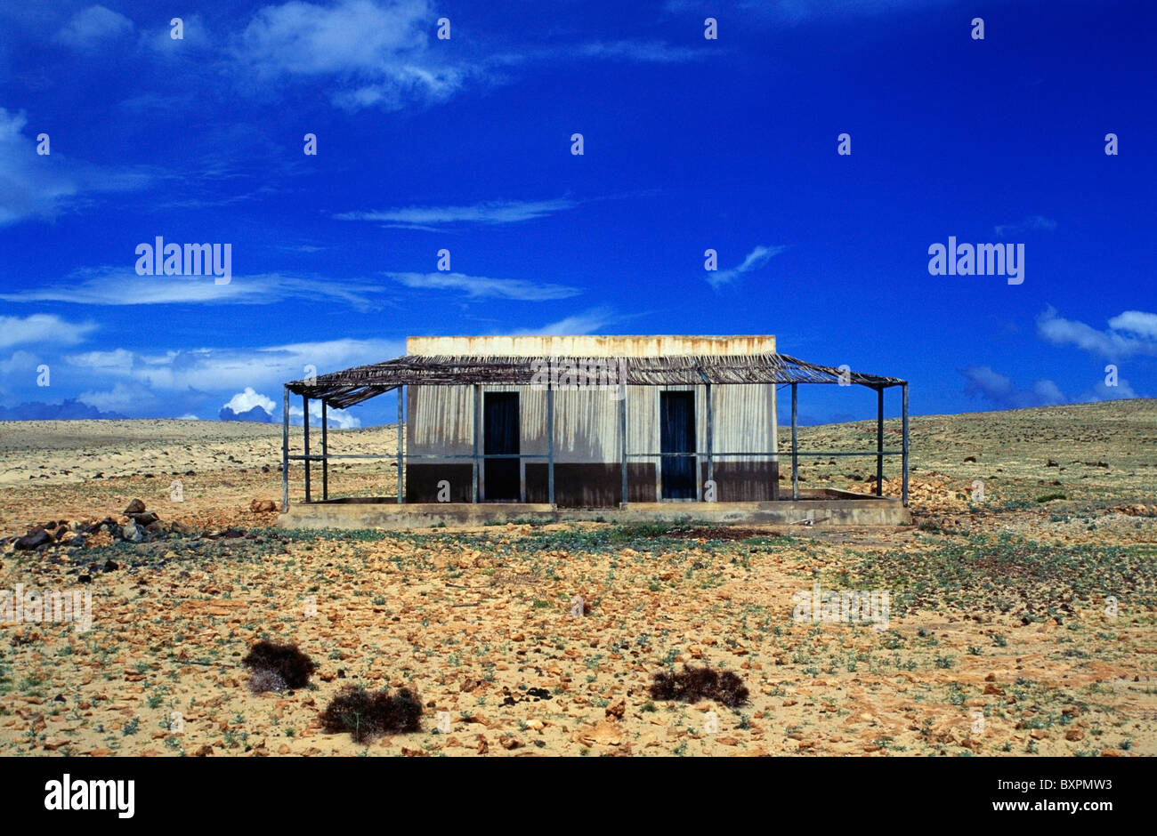 Abandoned Shack In The Desert Stock Photo - Alamy