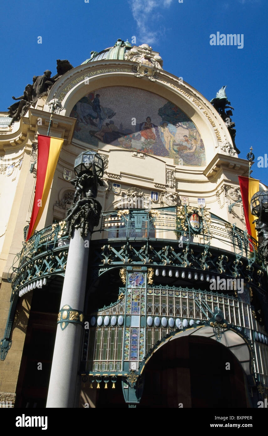 Opera House Exterior Stock Photo - Alamy
