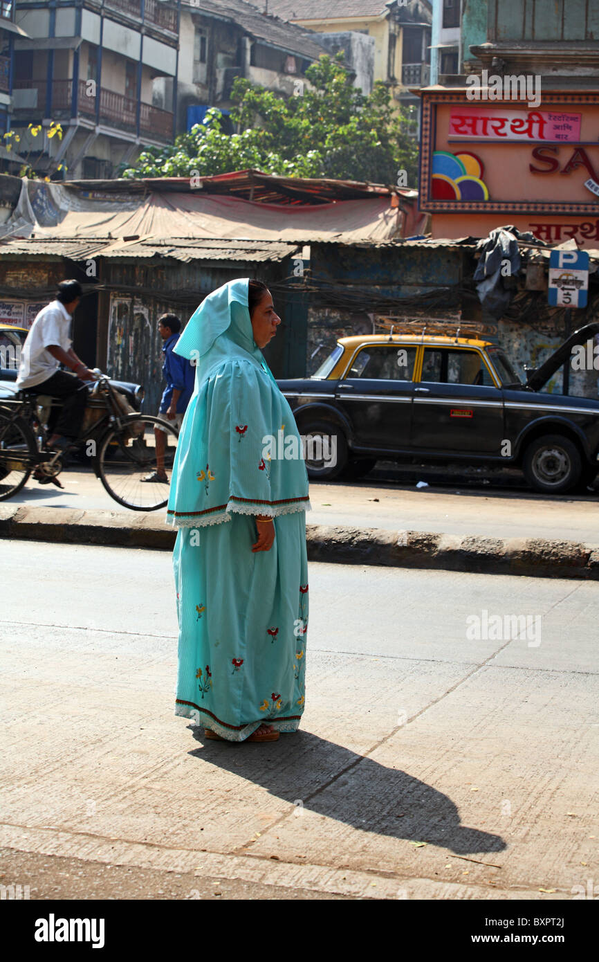 Muslim lady standing on the street, Mumbai, India Stock Photo - Alamy