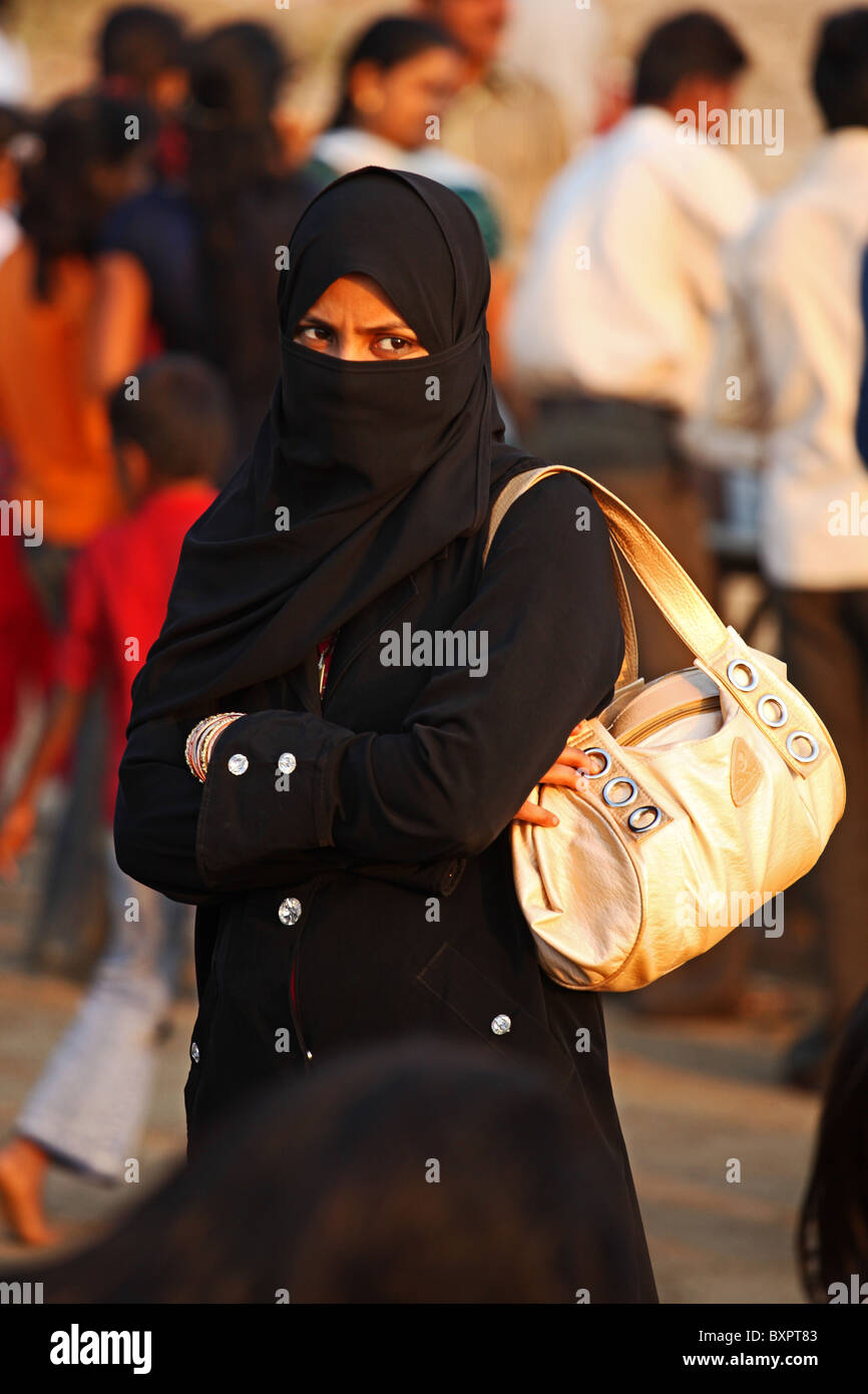 Muslim lady at sunset, Juhu Beach, Mumbai, India Stock Photo - Alamy