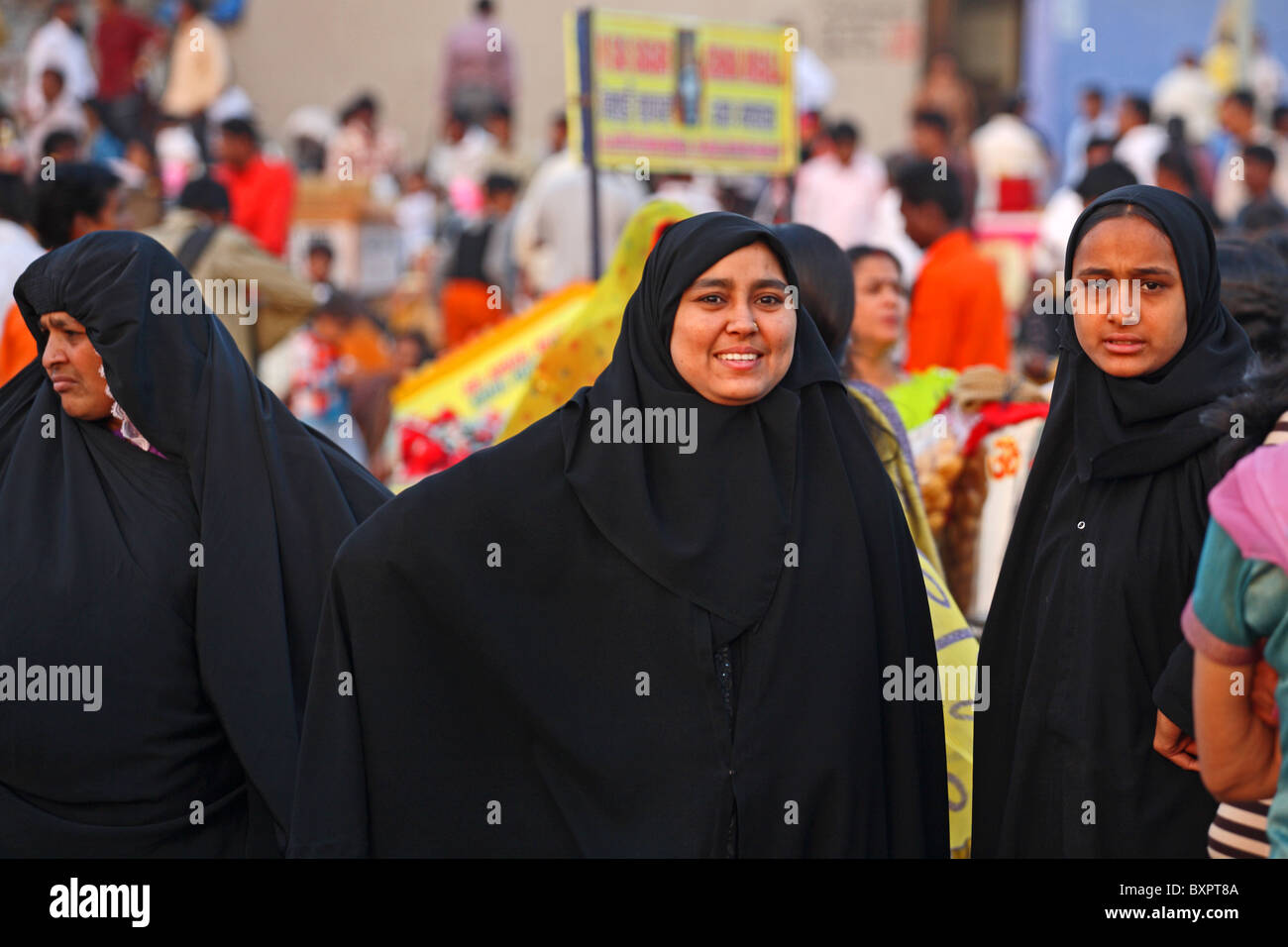 Muslim ladies, Juhu Beach, Mumbai, India Stock Photo - Alamy