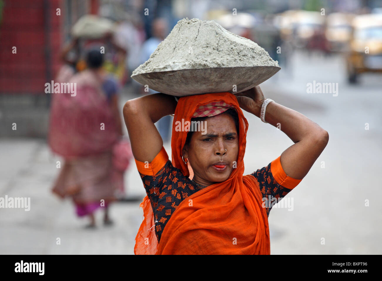 Female manual labourer on street in Calcutta, India Stock Photo - Alamy