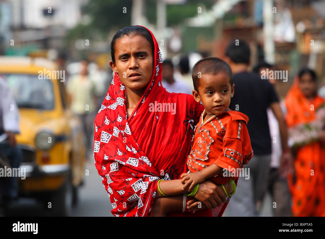 Mother and child in street, Calcutta, India Stock Photo - Alamy