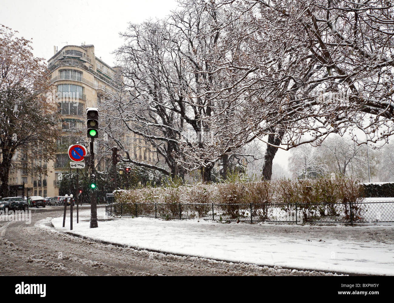 Paris winter snow storm hi-res stock photography and images - Alamy