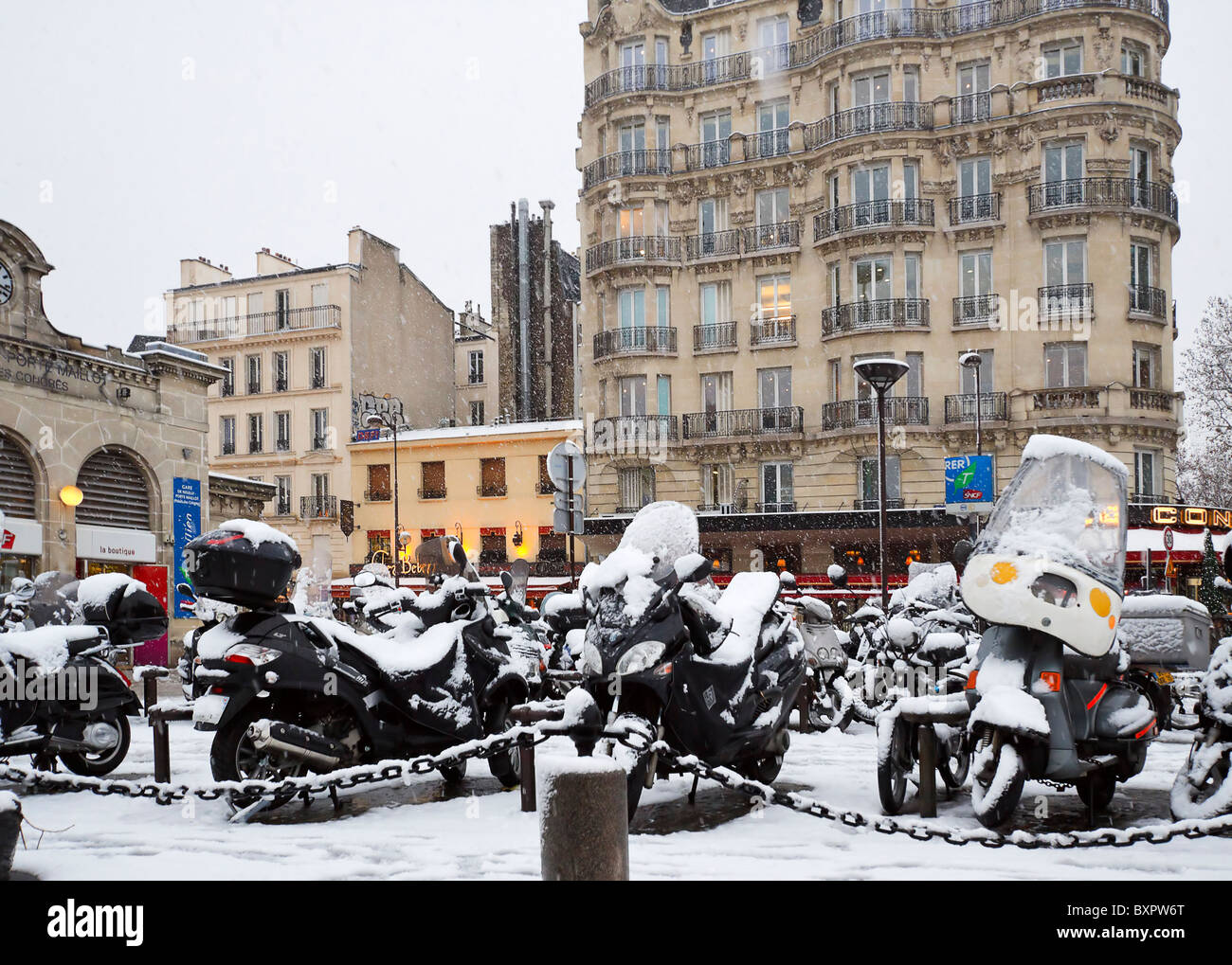 Paris france winter snow storm hi-res stock photography and images - Alamy