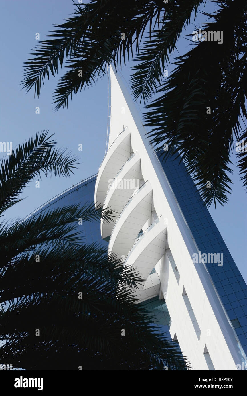Palm trees modern buildings hi-res stock photography and images - Alamy