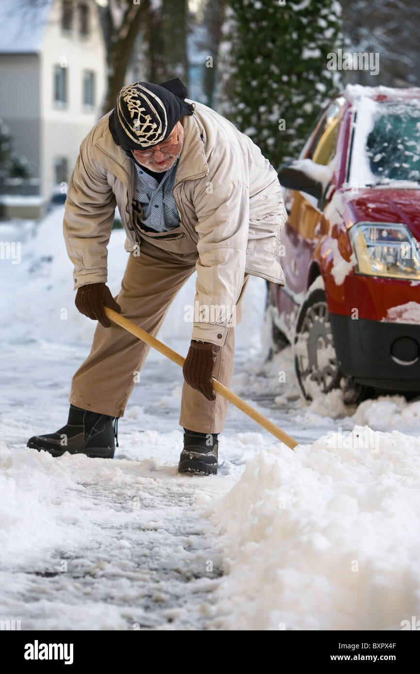 Man removing snow from car hi-res stock photography and images - Alamy