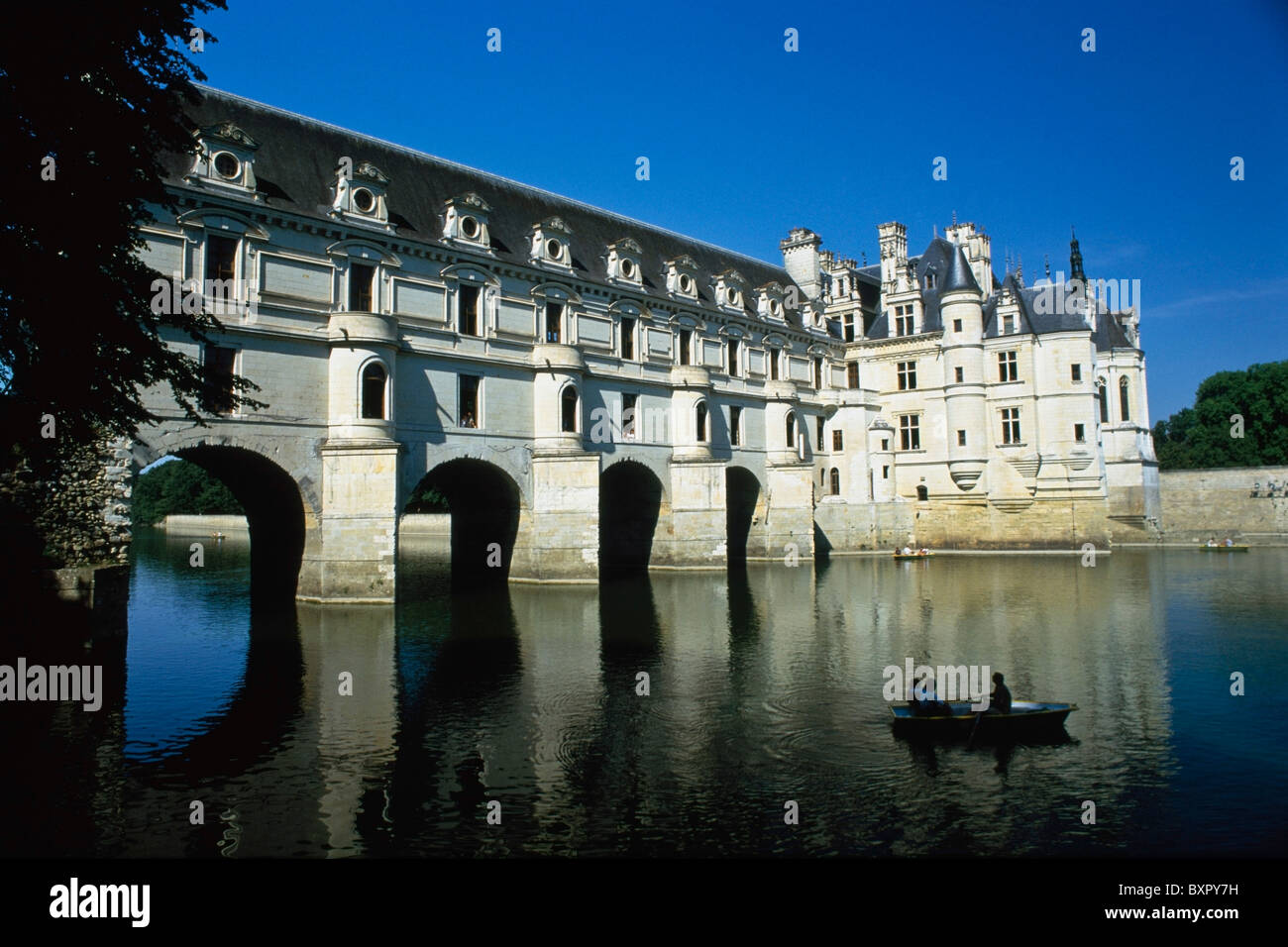 Boat On River Cher In Front Of Chateau De Chenonceau Stock Photo - Alamy