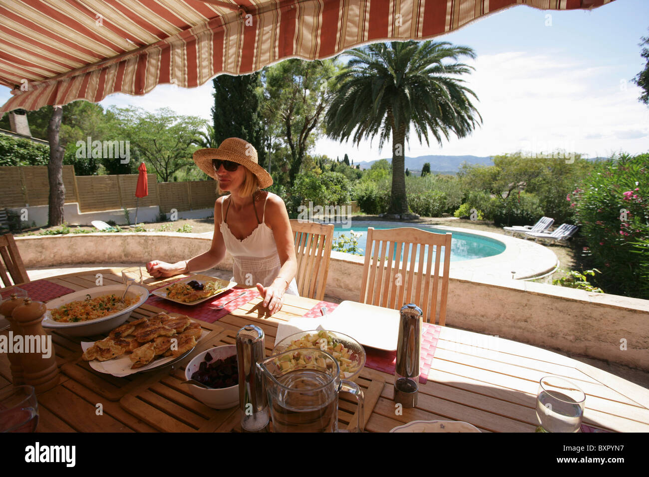 Tourists sit eat tables hi-res stock photography and images - Alamy
