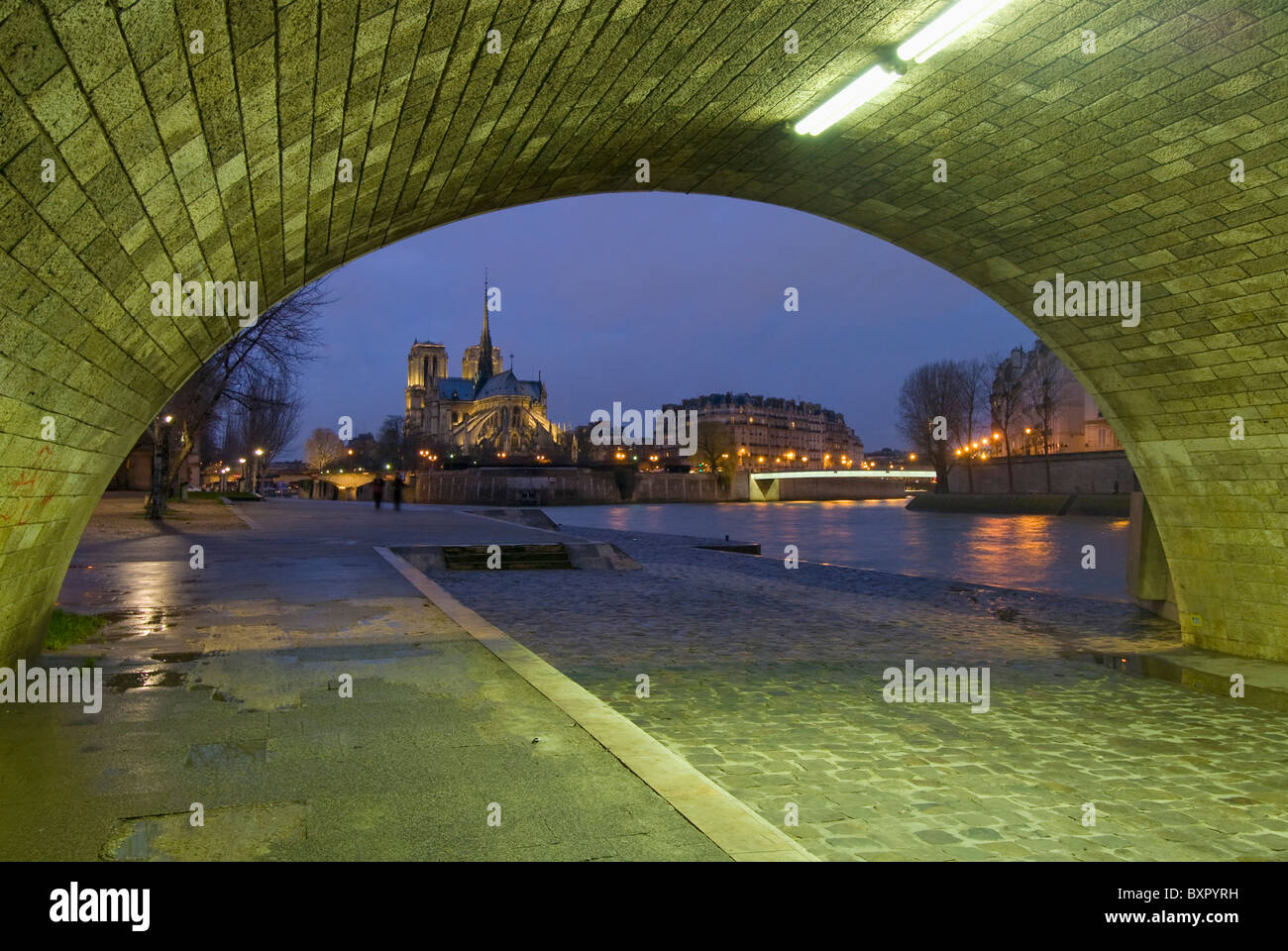 Under bridges of paris hi-res stock photography and images - Alamy