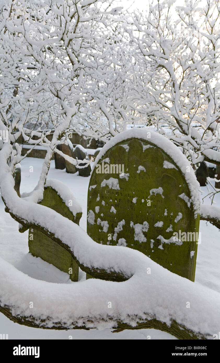 Gravestone snow hi-res stock photography and images - Alamy