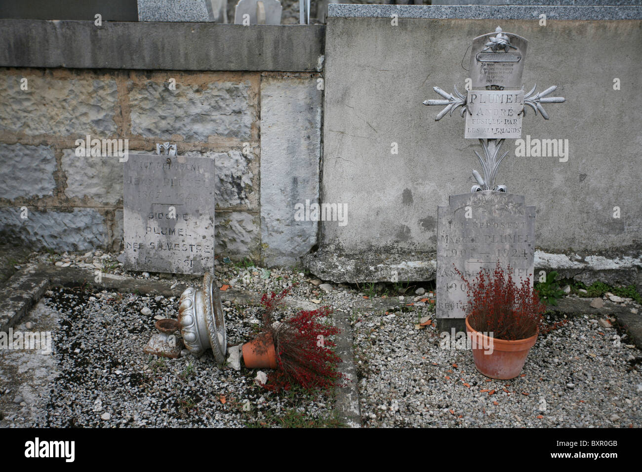 Old forgotten cemetery abandoned graves hi-res stock photography and ...