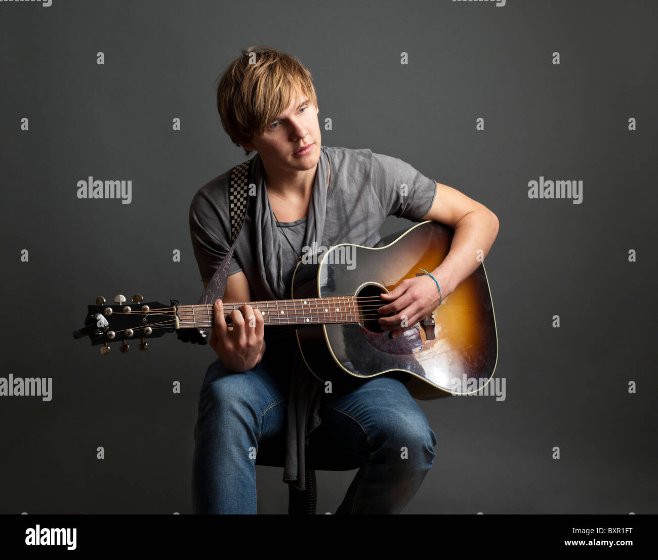 Guitarist lone musician hi-res stock photography and images - Alamy