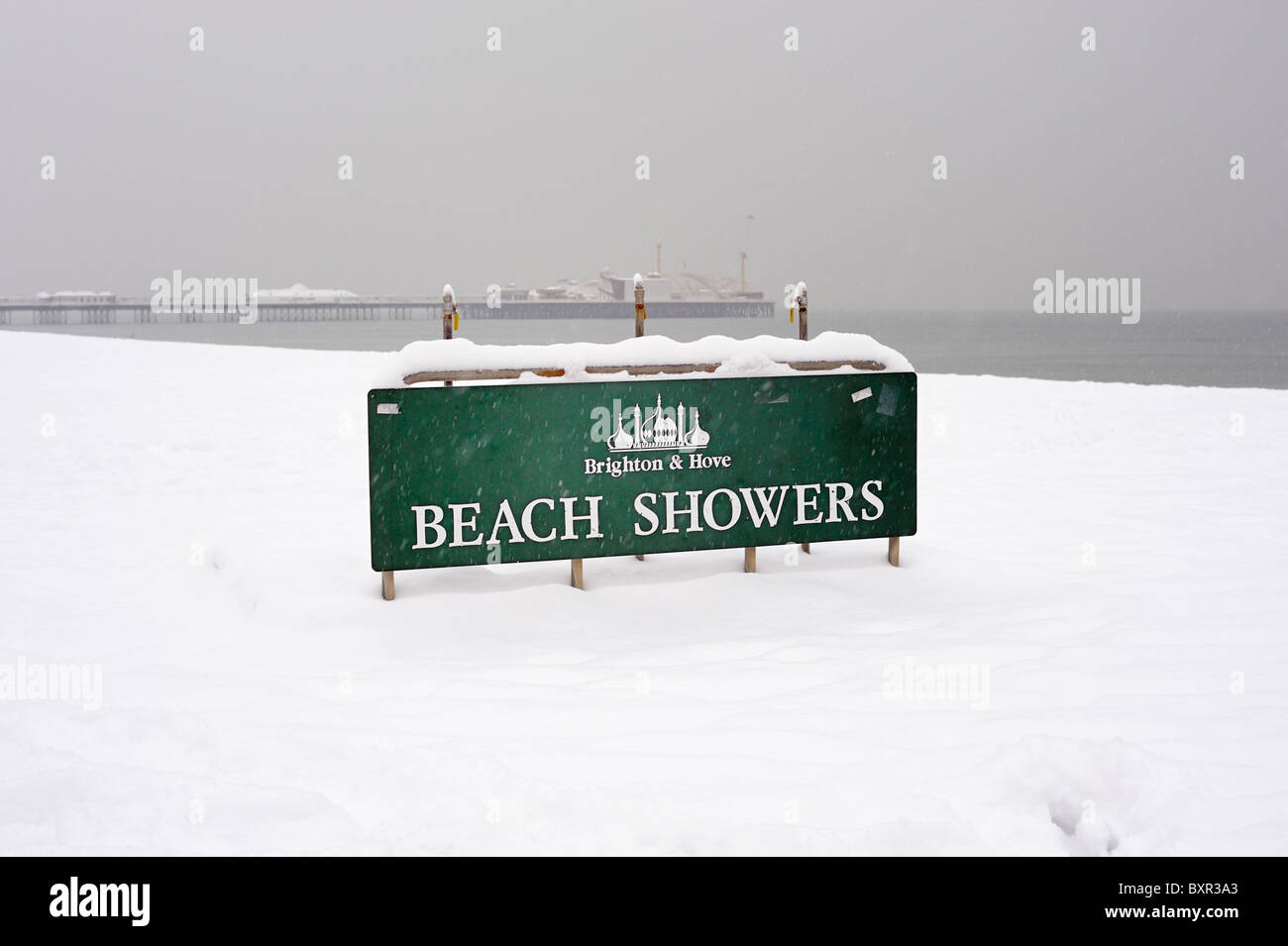 Beach showers hi-res stock photography and images - Alamy