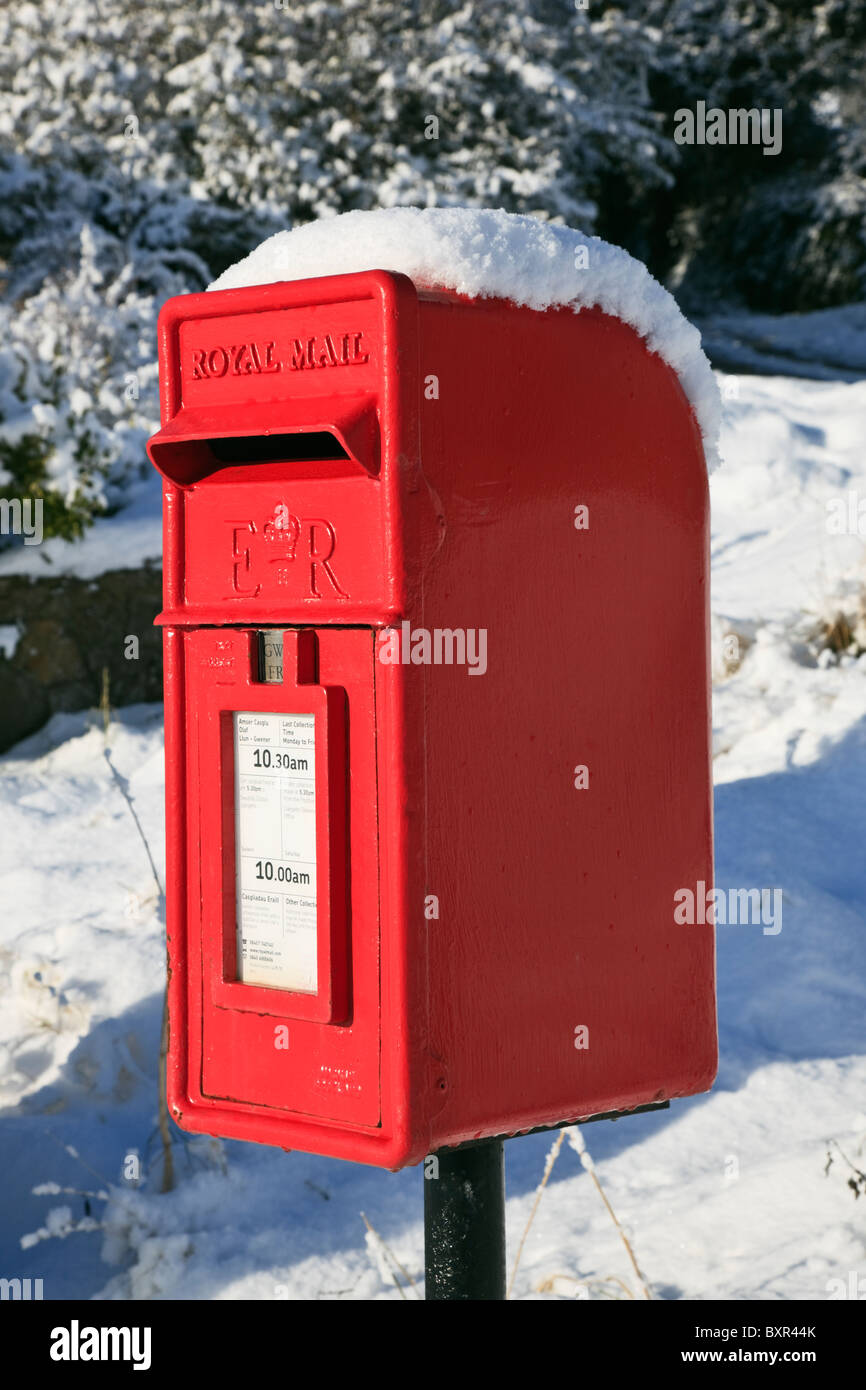 Snow red postbox hi-res stock photography and images - Alamy Snow red postbox hi-res stock photography and images - Alamy