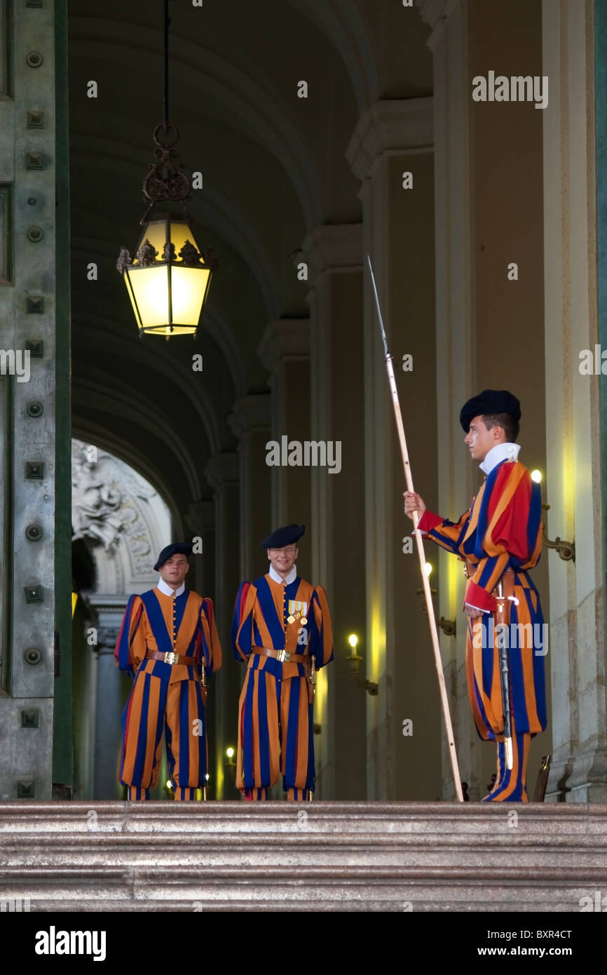 Members of the Pontifical Swiss Guard at the Bronze Door in Vatican ...